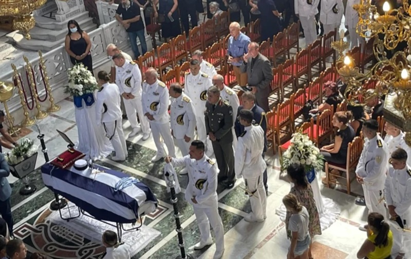 θλίψη στην κηδεία της 19χρονης Ναυτικής Δοκίμου, με στρατιωτικές τιμές ...